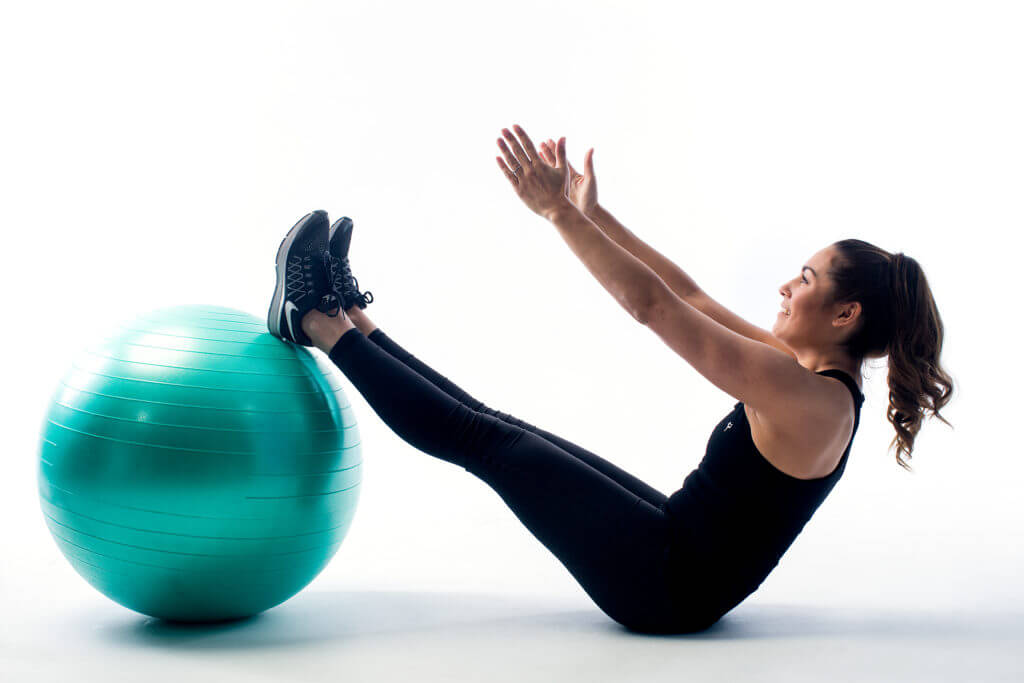 12 leuke oefeningen met een fitnessbal! | Matchu Sports